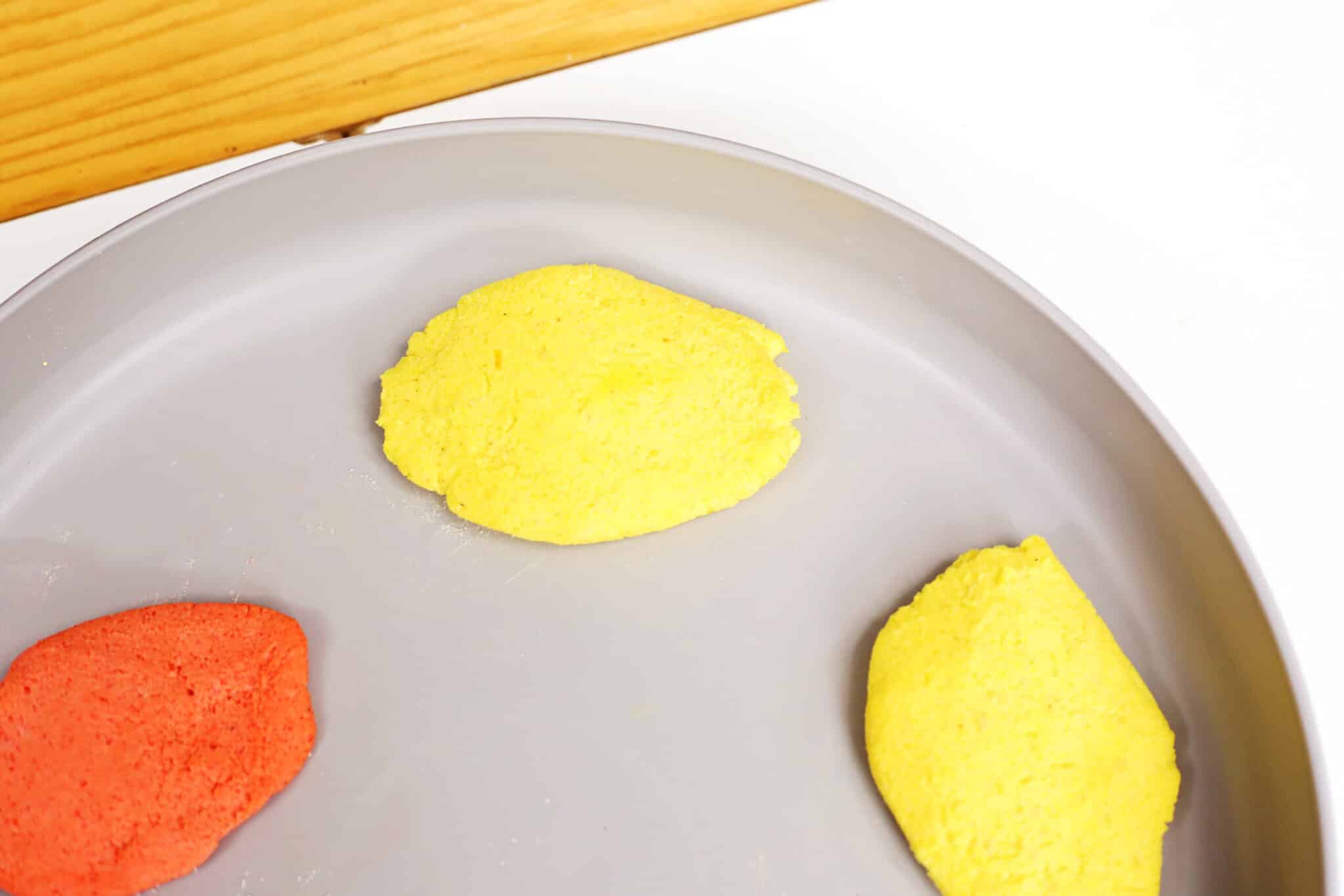 Fizzing Turkey Feather Experiment: A Colorful Thanksgiving Science ...